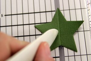 Curly Whirly Christmas Trees | AllFreeHolidayCrafts.com