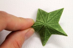 Curly Whirly Christmas Trees | AllFreeHolidayCrafts.com